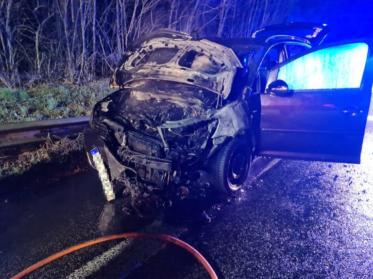 PKW-Brand auf der B9 – Freiwillige Feuerwehr Koblenz Einheit Rübenach